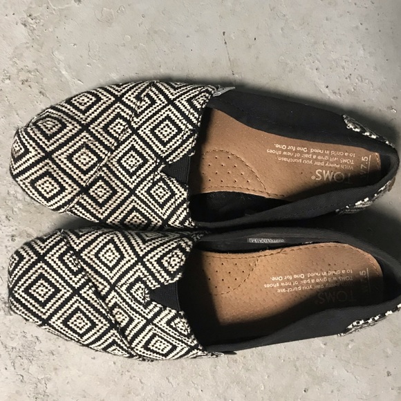 Toms | Shoes | Toms Black And White Pattern Shoe | Poshmark
